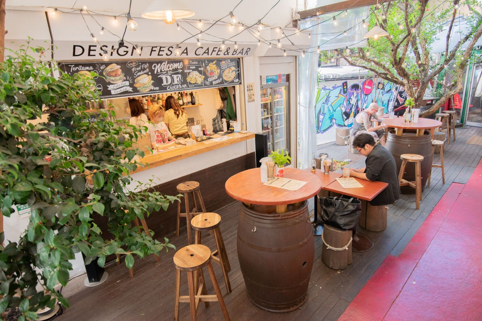 非日常空間を楽しめる！アートと自然が融合した隠れ家オープンカフェテラス「Design Festa Cafe & Bar」の魅力をご紹介 ...